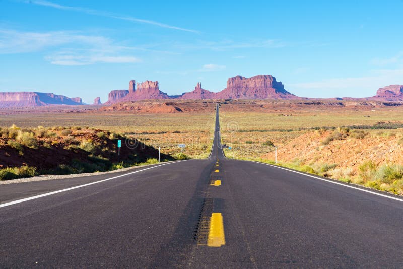 Longue route en avant image stock. Image du chrome, brun - 16521007