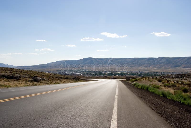Longue route image stock. Image du horizontal, ciel, bleu - 32897297