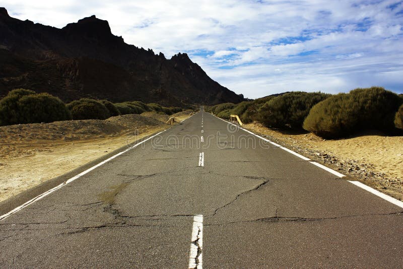 Longue route image stock. Image du horizontal, marche - 9853927