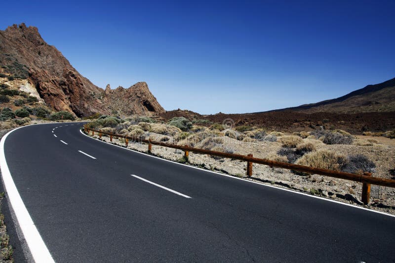 Longue route sinueuse photo stock. Image du automobile - 25090718