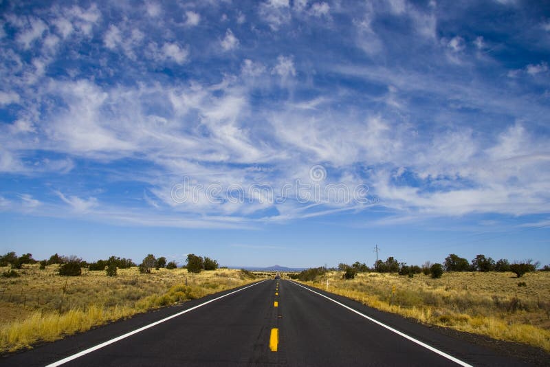 Longue Route Droite Sous Les Nuages Wispy Image stock - Image du ...