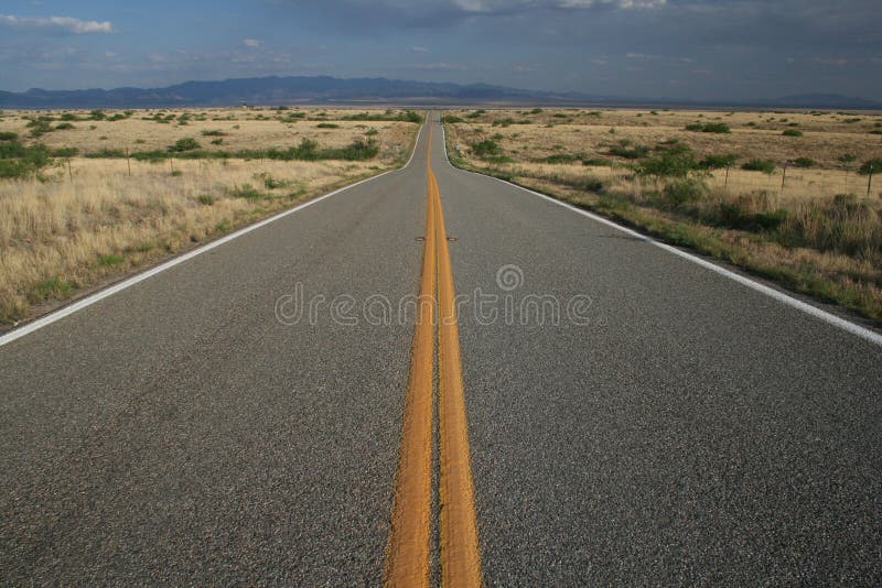 Longue route en avant image stock. Image du espace, ciel - 2516415