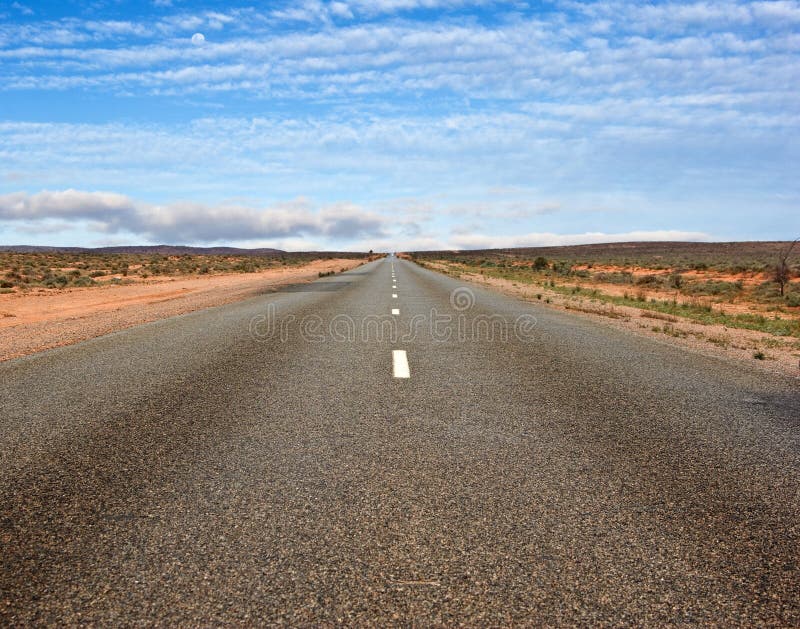Longue route en avant photo stock. Image du horizontal - 8089682