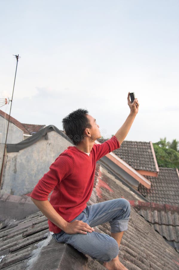 Looking for good signal stock image. Image of wireless - 6912809