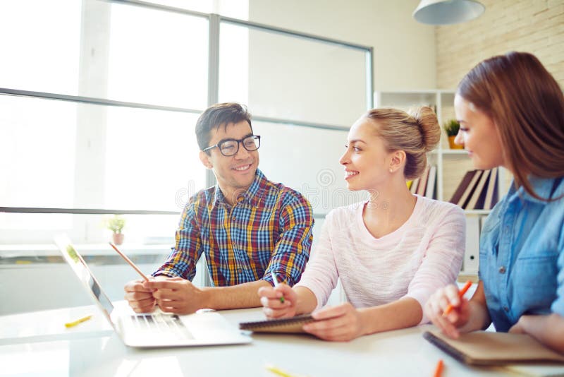 Looking at groupmate stock image. Image of girl, teamwork - 58876661
