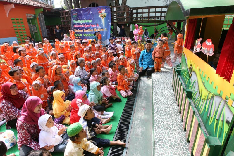 Looking puppet editorial photography. Image of crowd - 32525392