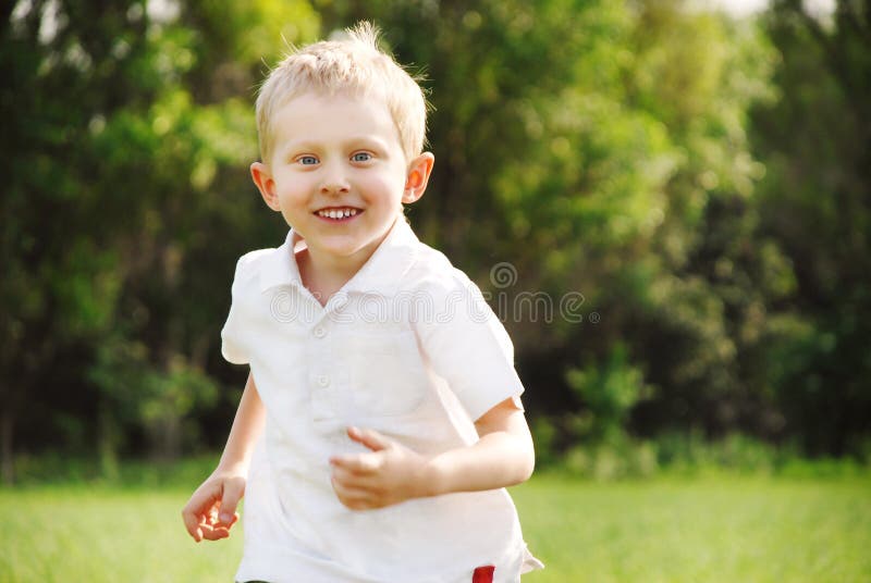 Lopend jongensportret stock foto. Image of pret, kind - 25027386