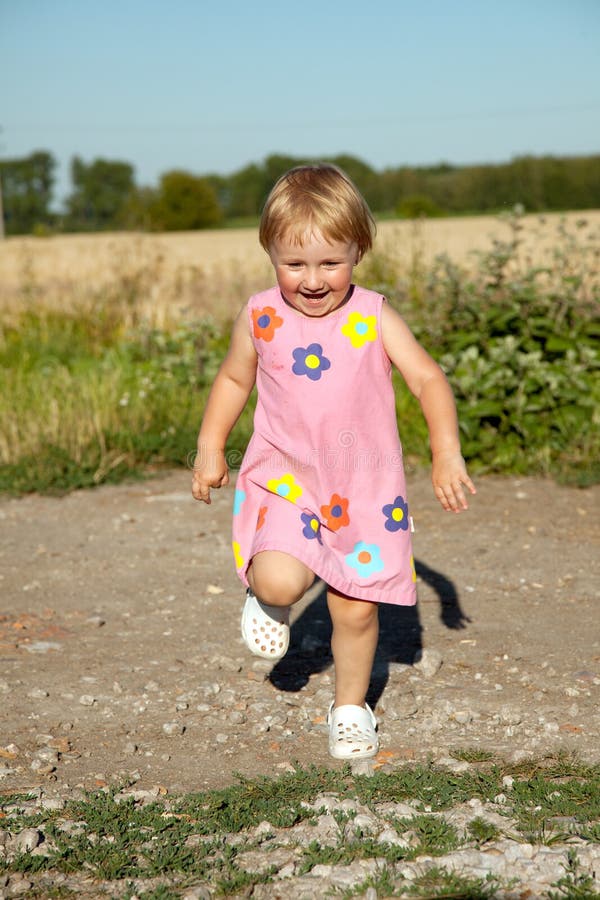 Het Lopende Meisje Van Het Kind. Zijaanzicht. Stock Afbeelding ...