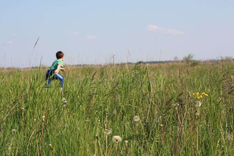 Lopend kind stock foto. Image of nave, sprong, landschap - 19573348