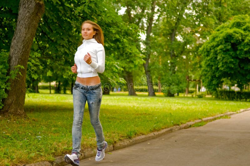 Lopend meisje stock foto. Image of meisje, volwassen - 15574470