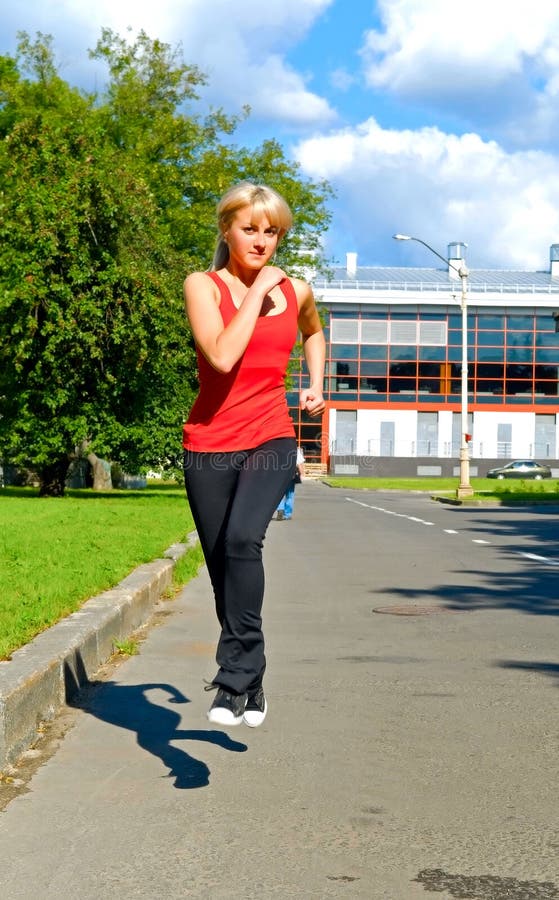 Lopend meisje stock foto. Image of meisje, volwassen - 15574470
