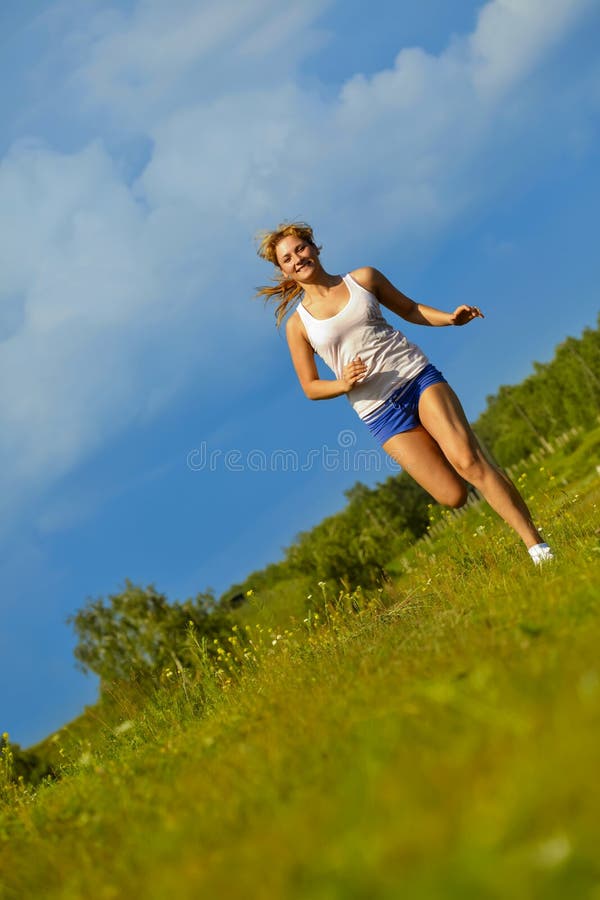 Lopend meisje stock foto. Image of energie, vrijheid - 19535274