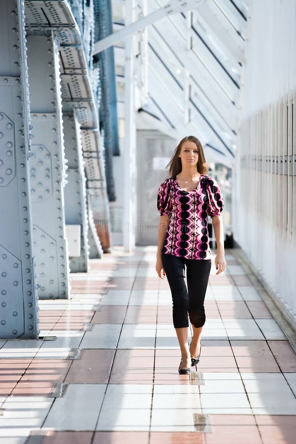 Lopend meisje stock afbeelding. Image of persoon, wijfje - 2578003