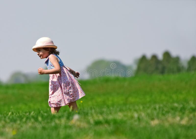 Lopend meisje stock foto. Image of blij, gelukkig, persoon - 410968