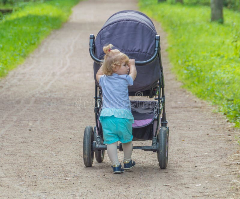 Lopend Wandelwagen Duwend Kind Stock Foto - Image of spel, mensen: 99362266