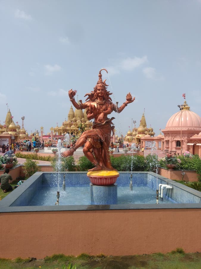 Shiva staty i Rishikesh redaktionell foto. Bild av hinduism - 40950930