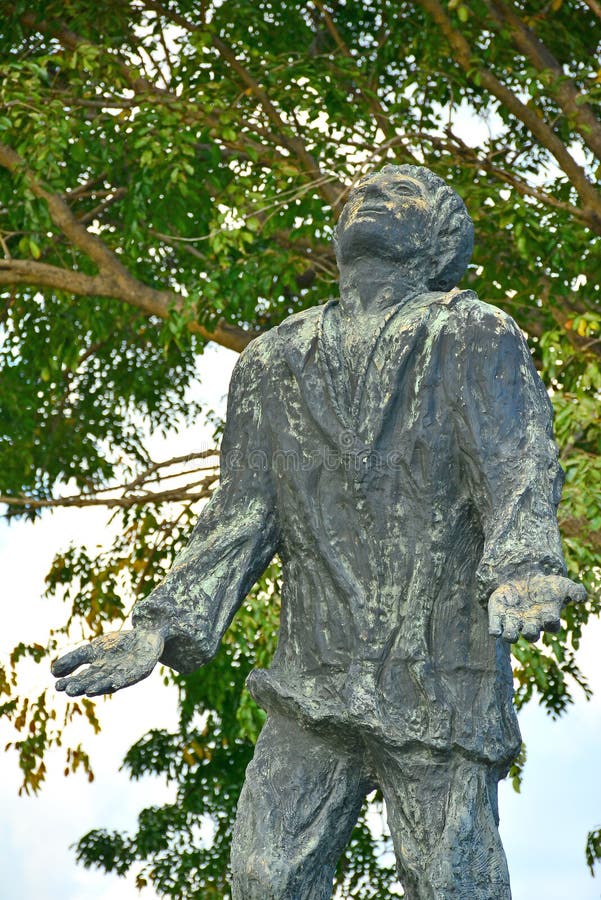 Lorenzo Ruiz Statue in Manila, Philippines Editorial Stock Image ...