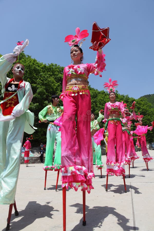 Los Agentes Realizan Los Zancos, China Fotografía editorial - Imagen de ...