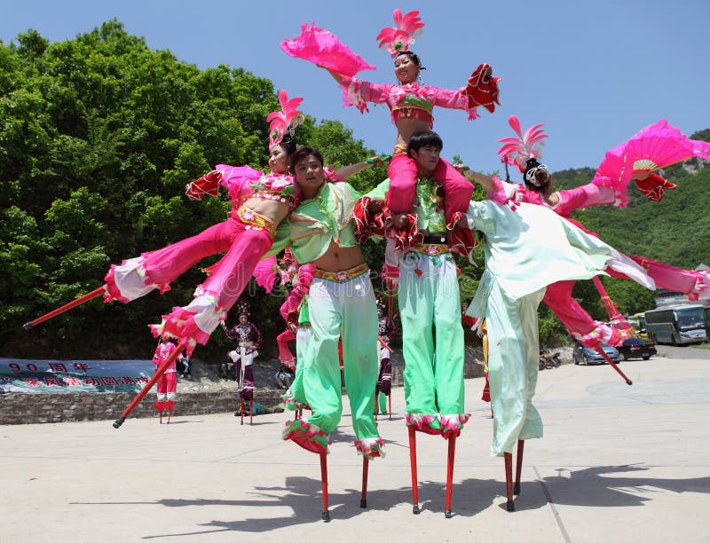 Los Agentes Realizan Los Zancos, China Foto editorial - Imagen de ...