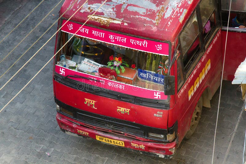 Los Autobuses Urbanos Indios Llevan a Pasajeros Imagen de archivo ...
