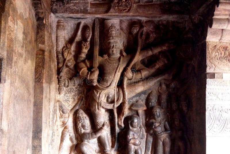 Los Bajorrelieves Que Adornan Las Paredes Y Las Columnas Foto de ...