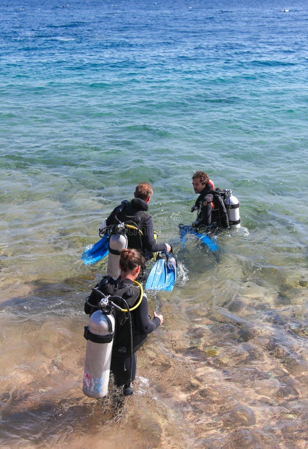 Los Buceadores Entran En El Mar. Foto editorial - Imagen de playa ...