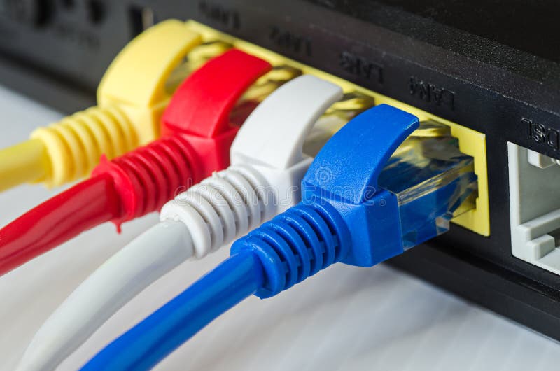 Los Cables De Ethernet Conectan Con El Router O El Interruptor Imagen ...