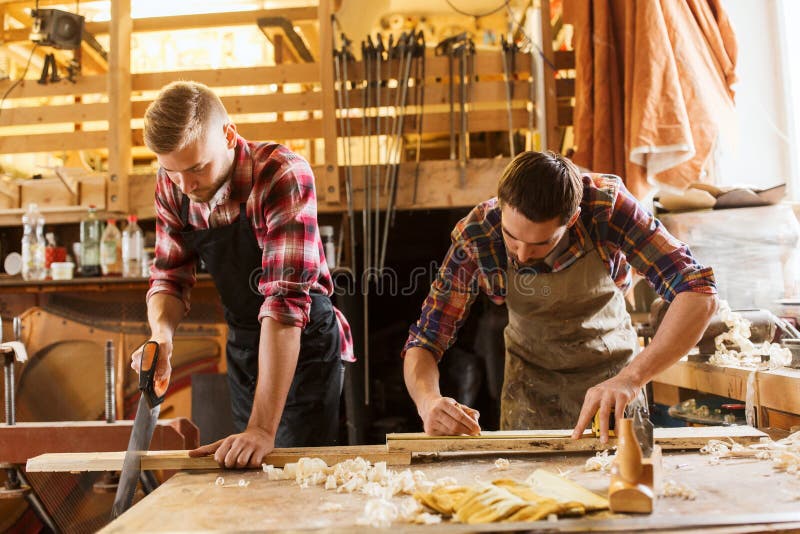 Los Carpinteros Que Trabajaban Con Vieron Y Madera En El Taller Foto de ...