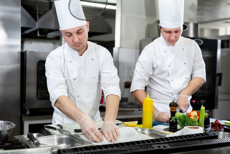 Los Chefs Preparan Comidas En La Cocina. Imagen de archivo - Imagen de ...