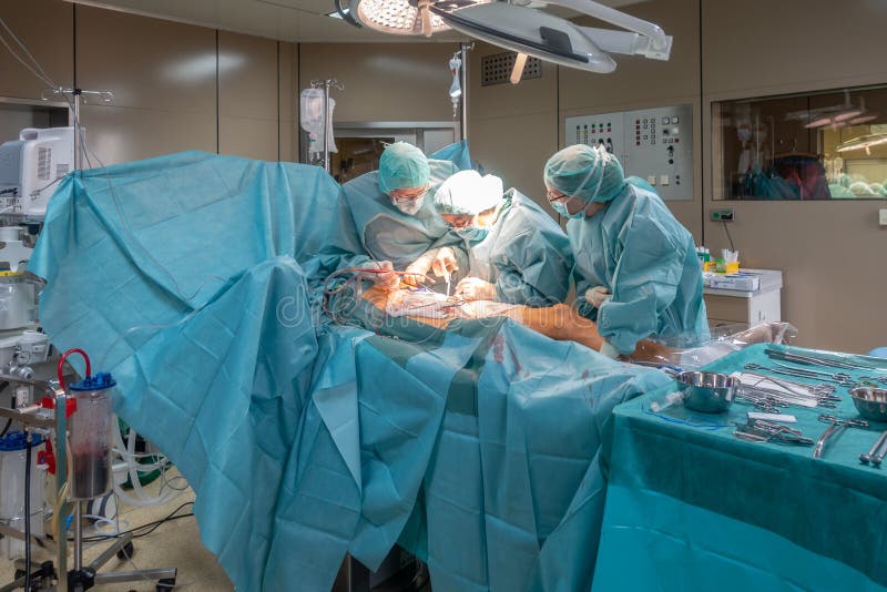 Los Cirujanos Realizan Una Operaci?n Vascular Foto de archivo - Imagen de hembra, emergencia ...