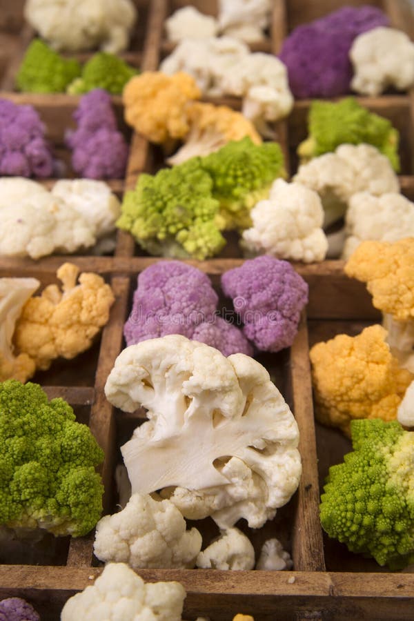 Los colores de la coliflor imagen de archivo. Imagen de crudo - 63268369