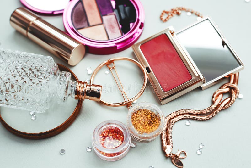 Objetos - Cepillos Del Maquillaje En Un Compartimiento Imagen de ...