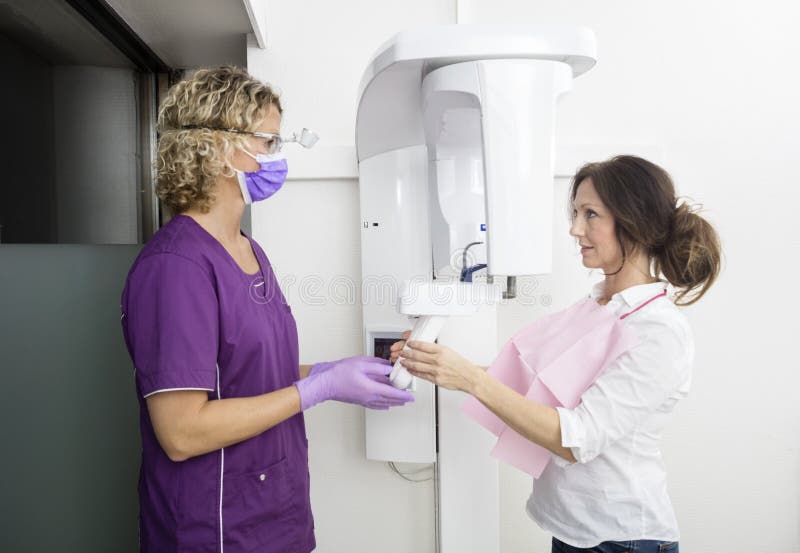 Los Dientes Del Paciente De Taking Xray Of Del Dentista Usando