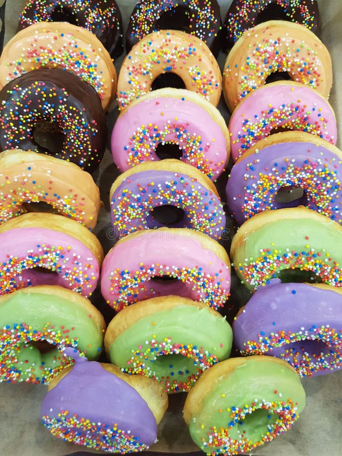 Los Donuts Son Postres De Color Dulce Imagen de archivo - Imagen de ...