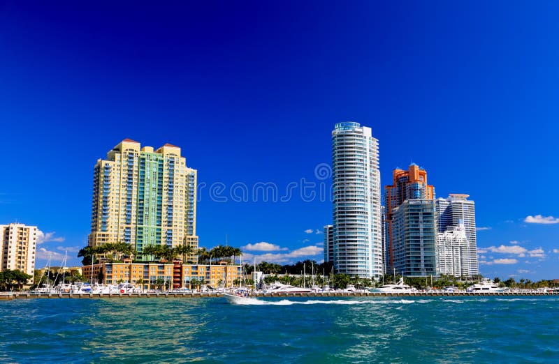 Los Edificios Altos En Miami Beach Foto de archivo - Imagen de dade ...