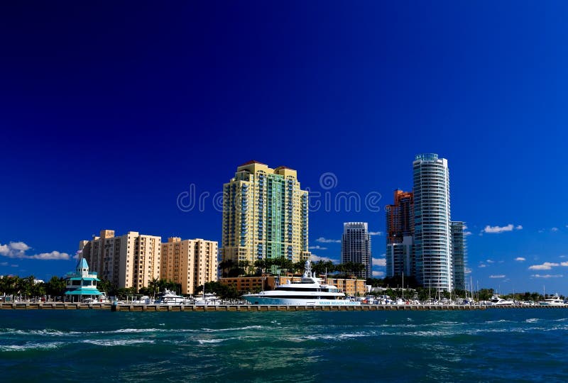 Los Edificios Altos En Miami Beach Foto de archivo - Imagen de urbano ...