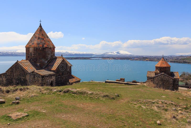 Los Edificios Del Antiguo Monasterio De Sevanavank Cerca Del Lago Sevan ...