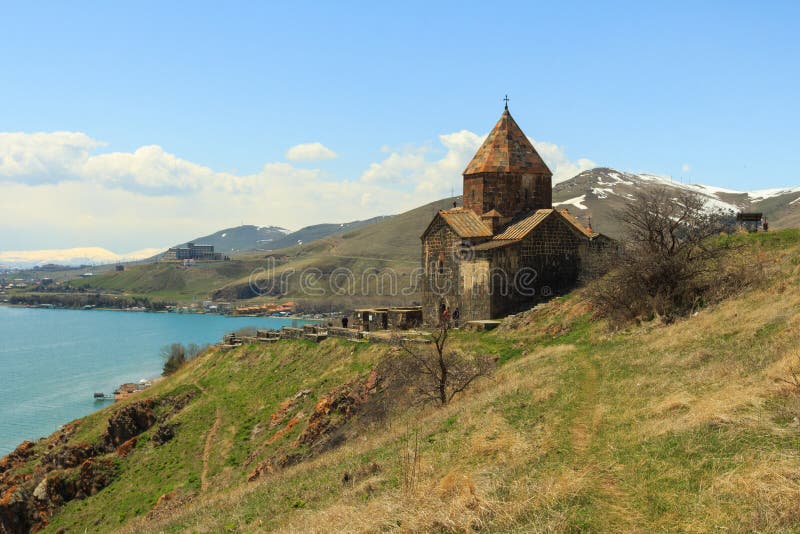 Los Edificios Del Antiguo Monasterio De Sevanavank Cerca Del Lago Sevan ...