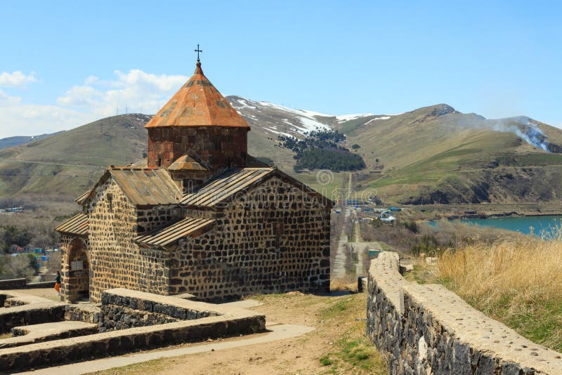 Los Edificios Del Antiguo Monasterio De Sevanavank Cerca Del Lago Sevan ...