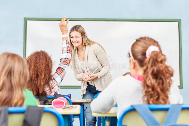 Los Estudiantes Participan En Clase Foto de archivo - Imagen de ...