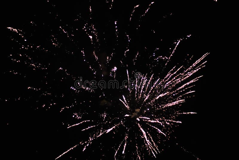 Dos Cohetes De Los Fuegos Artificiales Ascienden En El Cielo Imagen de ... Dos Cohetes De Los Fuegos Artificiales Ascienden En El Cielo Imagen de ...