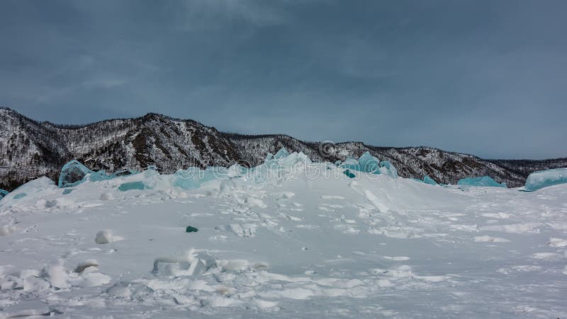 Los Hummocks De Hielo Turquesa Transparente Se Elevan Sobre El Lago ... Los Hummocks De Hielo Turquesa Transparente Se Elevan Sobre El Lago ...