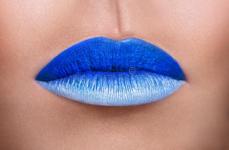 Ciérrese Encima De La Foto De Labios Con El Lápiz Labial Azul Imagen de ...