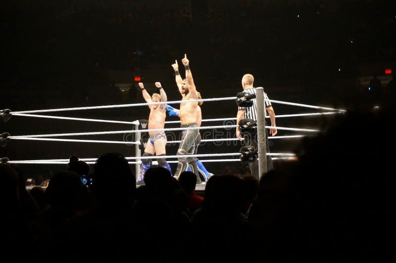 Los Luchadores Seth Rollins Y Chris Jericho De WWE Aumentan Los Brazos ... Los Luchadores Seth Rollins Y Chris Jericho De WWE Aumentan Los Brazos ...