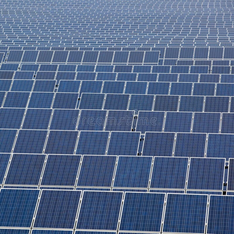 Los muchos paneles solares imagen de archivo. Imagen de azul - 18901975