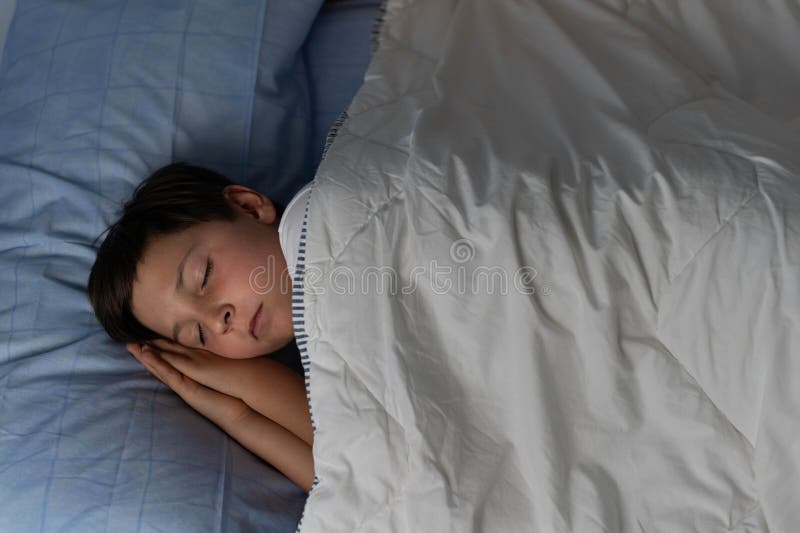 Los Niños Duermen Tranquilamente En La Cama Imagen de archivo - Imagen ...