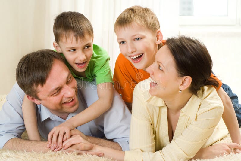Los Padres Juegan Con Sus Hijos Imagen de archivo - Imagen de retrato ...