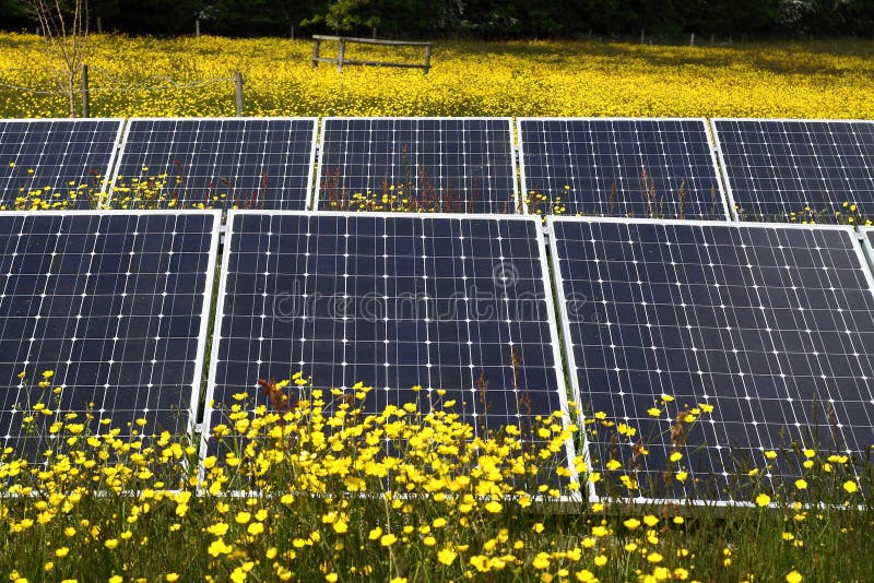 Campo De Los Paneles Solares Imagen de archivo - Imagen de eléctrico ...