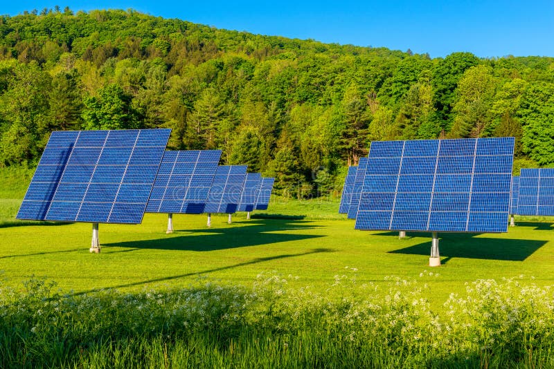 El Panel Solar Grande En Poste Foto de archivo - Imagen de objeto ...