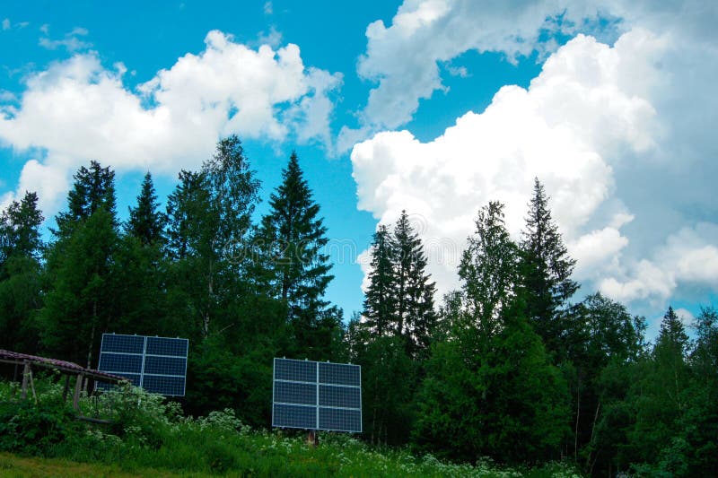 Los Paneles Solares En El Bosque Foto de archivo - Imagen de granjas ...